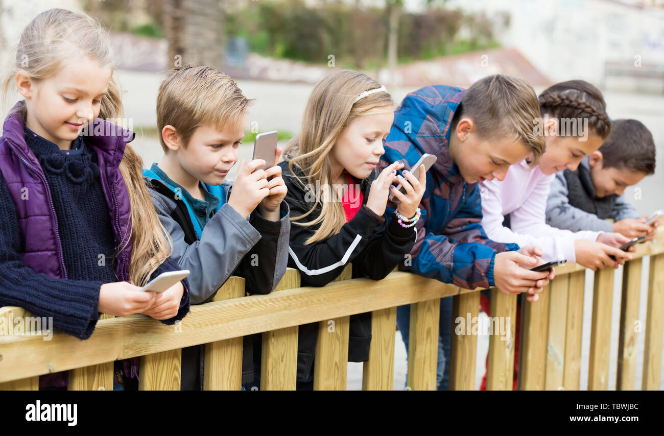 People street phones tablet hi-res stock photography and images - Alamy