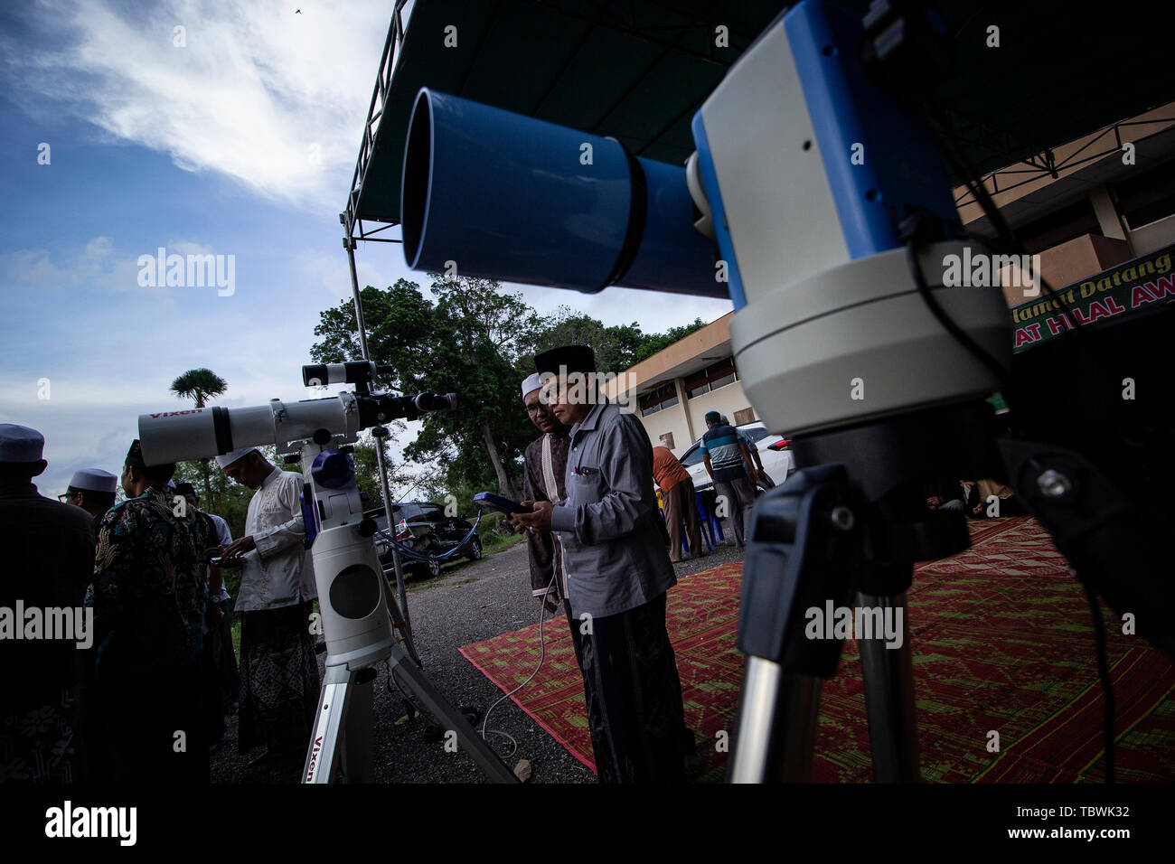 Moon using telescope hi-res stock photography and images - Alamy