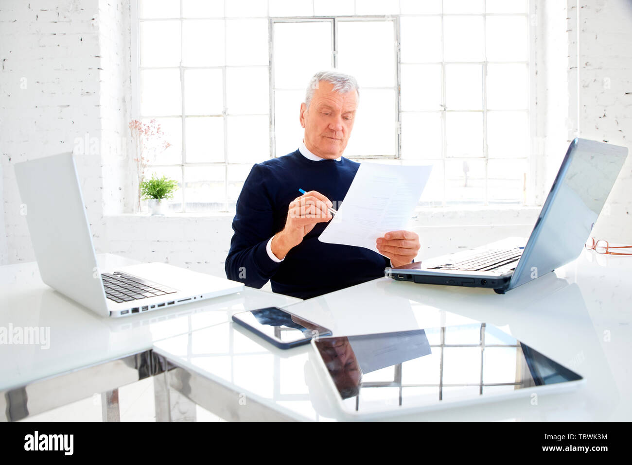Man office paperwork behind hi-res stock photography and images - Alamy