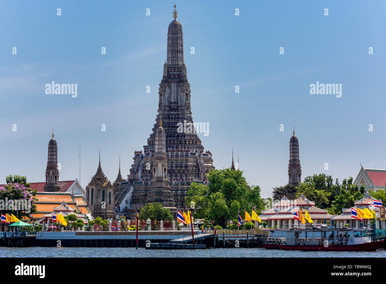 Visiting Wat Arun High Resolution Stock Photography and Images - Alamy