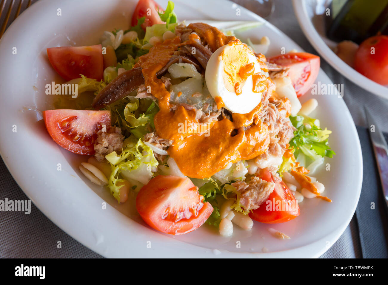 Fresh Catalan salad with tuna, escarole, unsalted cod, beans and ...