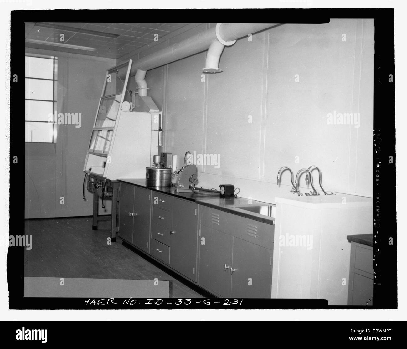 MTR WING, TRA604. ONE OF THE LABORATORY UNITS ALONG THE SOUTH SIDE WALL ...