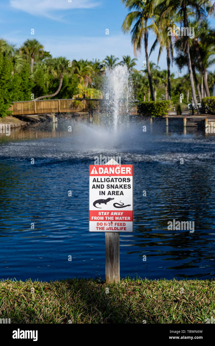 Garden warning sign hi-res stock photography and images - Alamy