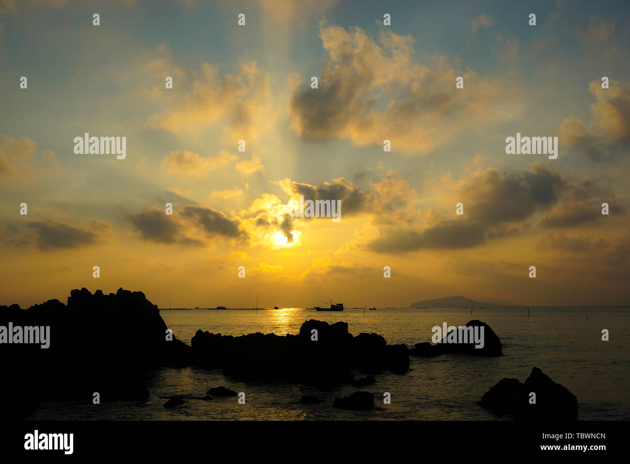 Sea sunset on Dashu Island, Yangxi, Yangjiang, Guangdong Stock Photo ...