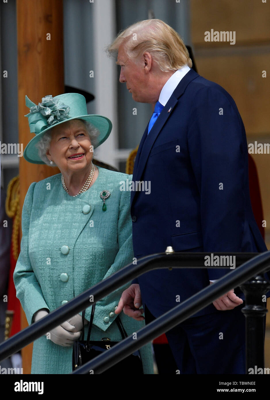 Queen Elizabeth II and US President Donald Trump during a Ceremonial ...