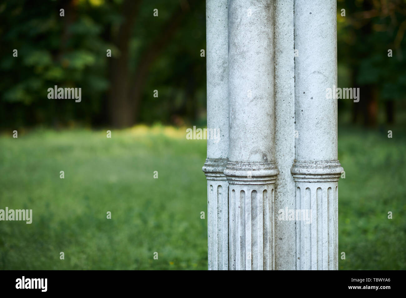 Villa white wall column hi-res stock photography and images - Alamy