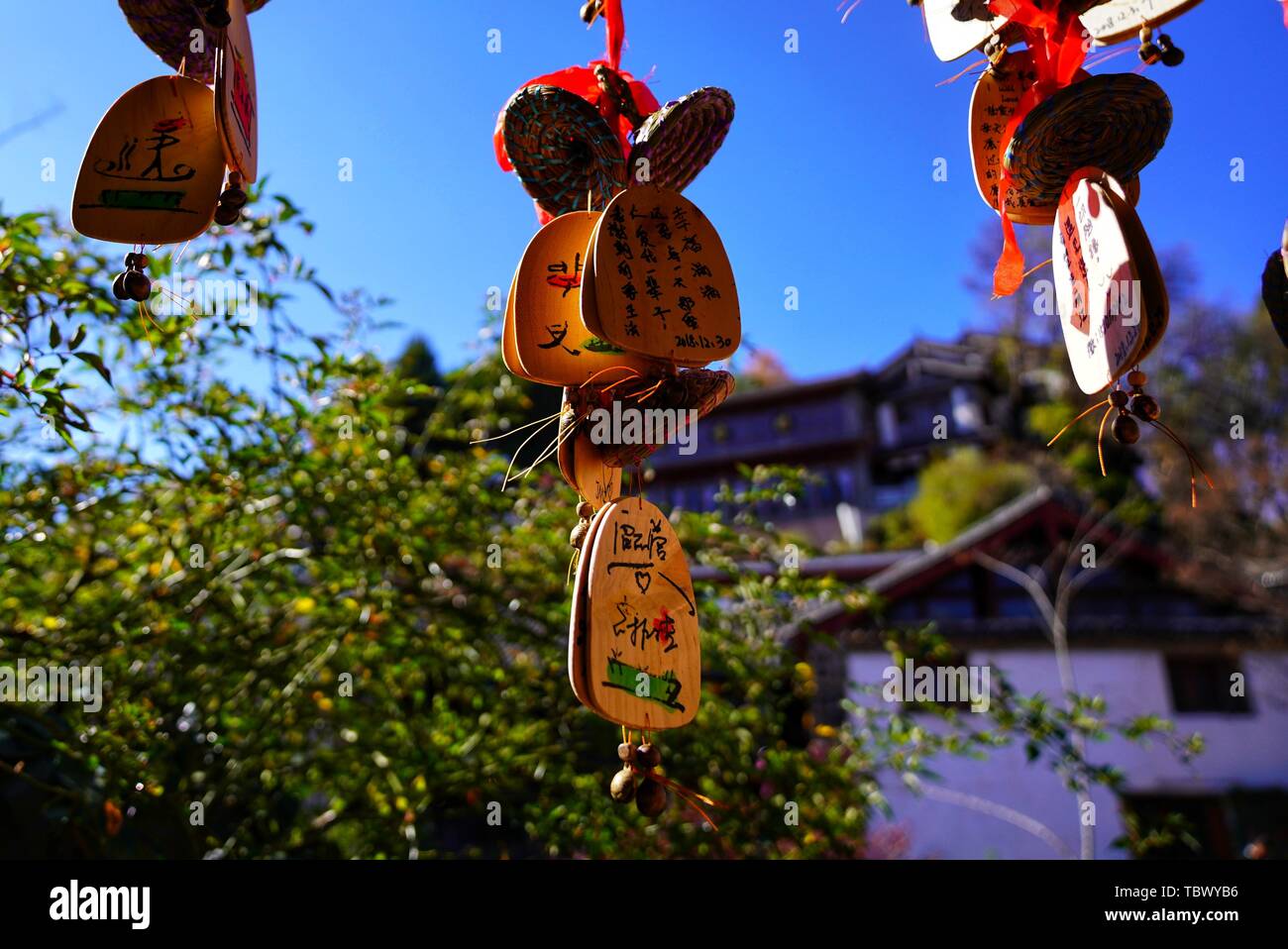Street view of the ancient city of Lijiang Stock Photo - Alamy