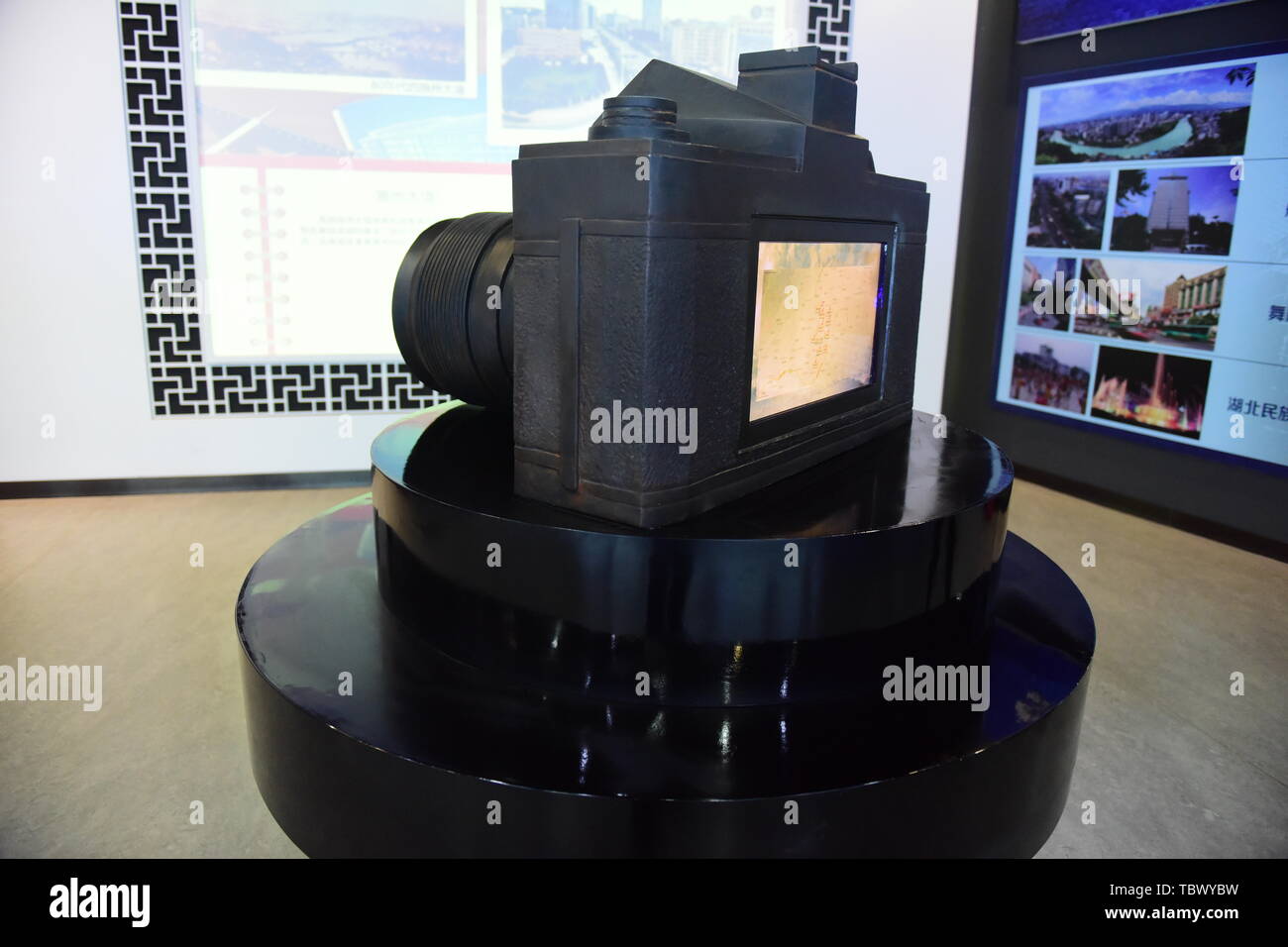 Camera model hi-res stock photography and images - Alamy