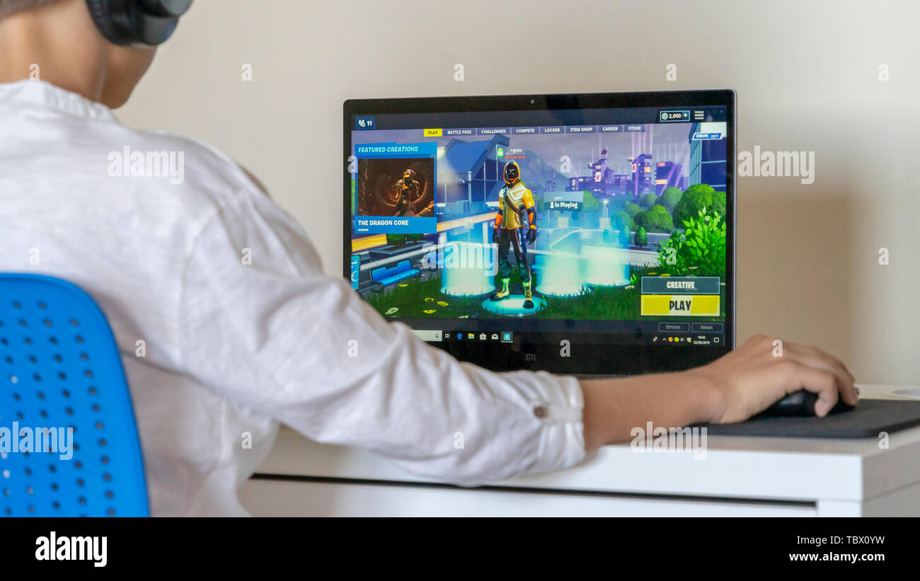 Boy playing fortnite hi-res stock photography and images - Alamy