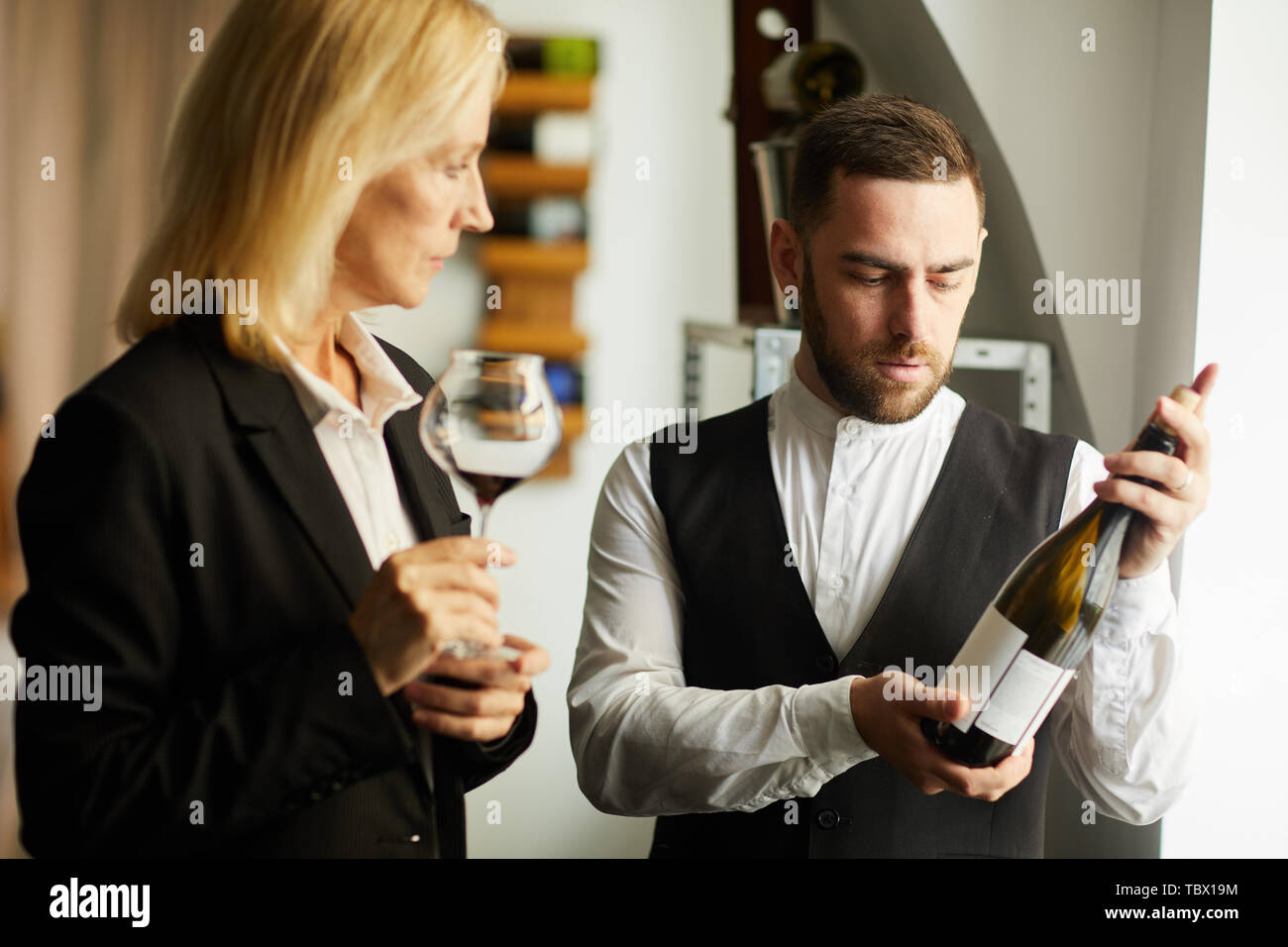 Female wine sommeliers hi-res stock photography and images - Alamy