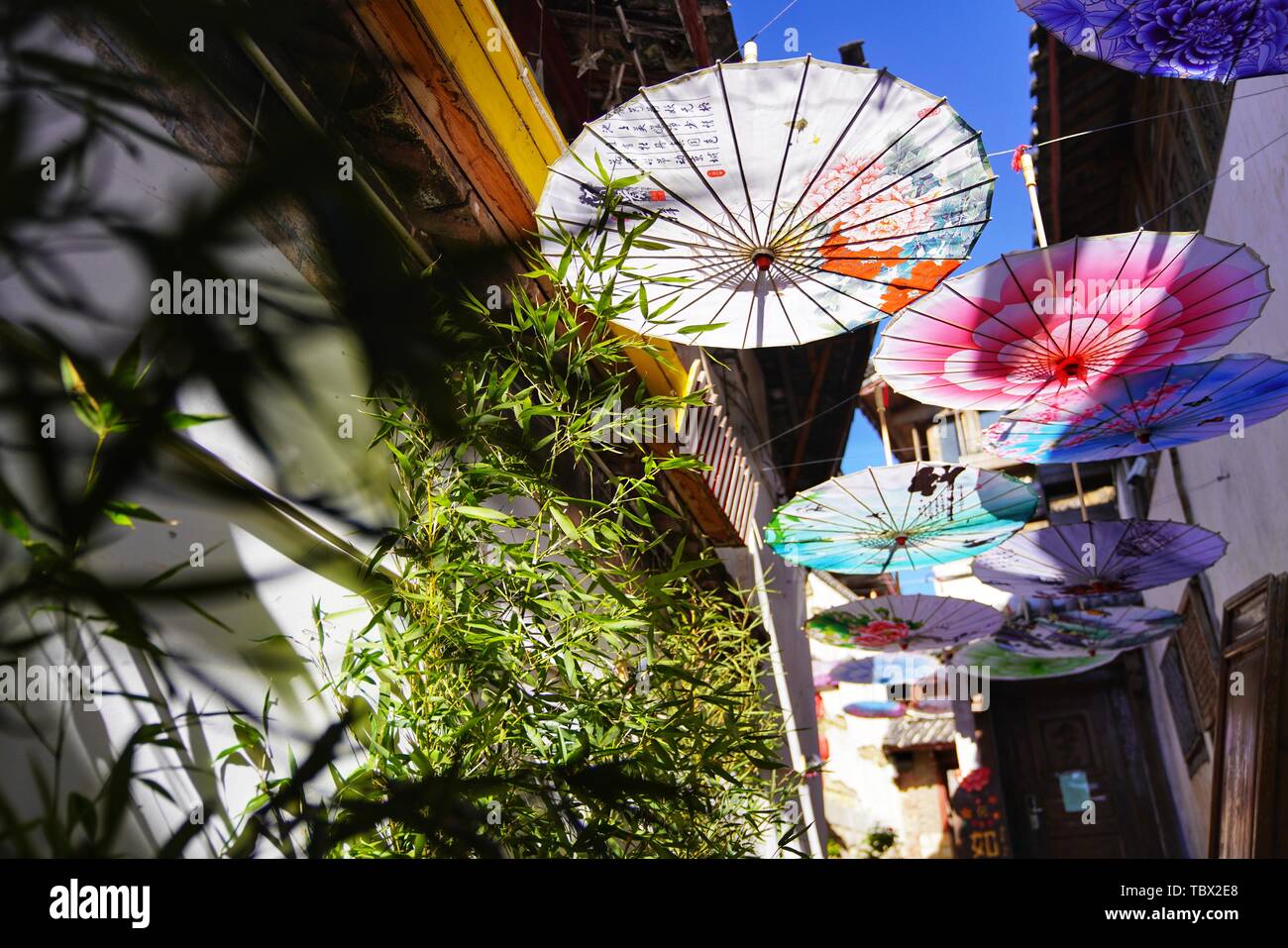 Street view of the ancient city of Lijiang Stock Photo - Alamy