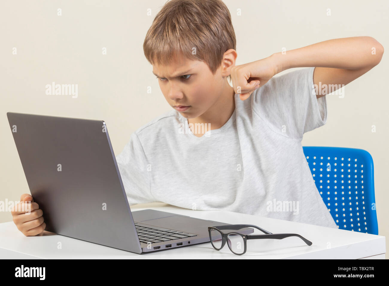 Kid Computer Upset Stock Photos & Kid Computer Upset Stock Images - Alamy