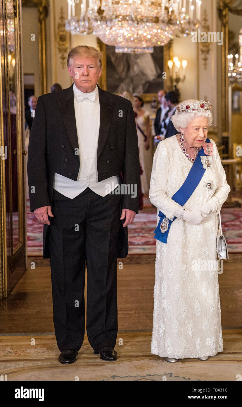 US President Donald Trump and Queen Elizabeth II during a group photo ...