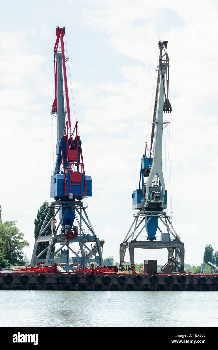 Sips in Sea port with cranes, rails Stock Photo - Alamy