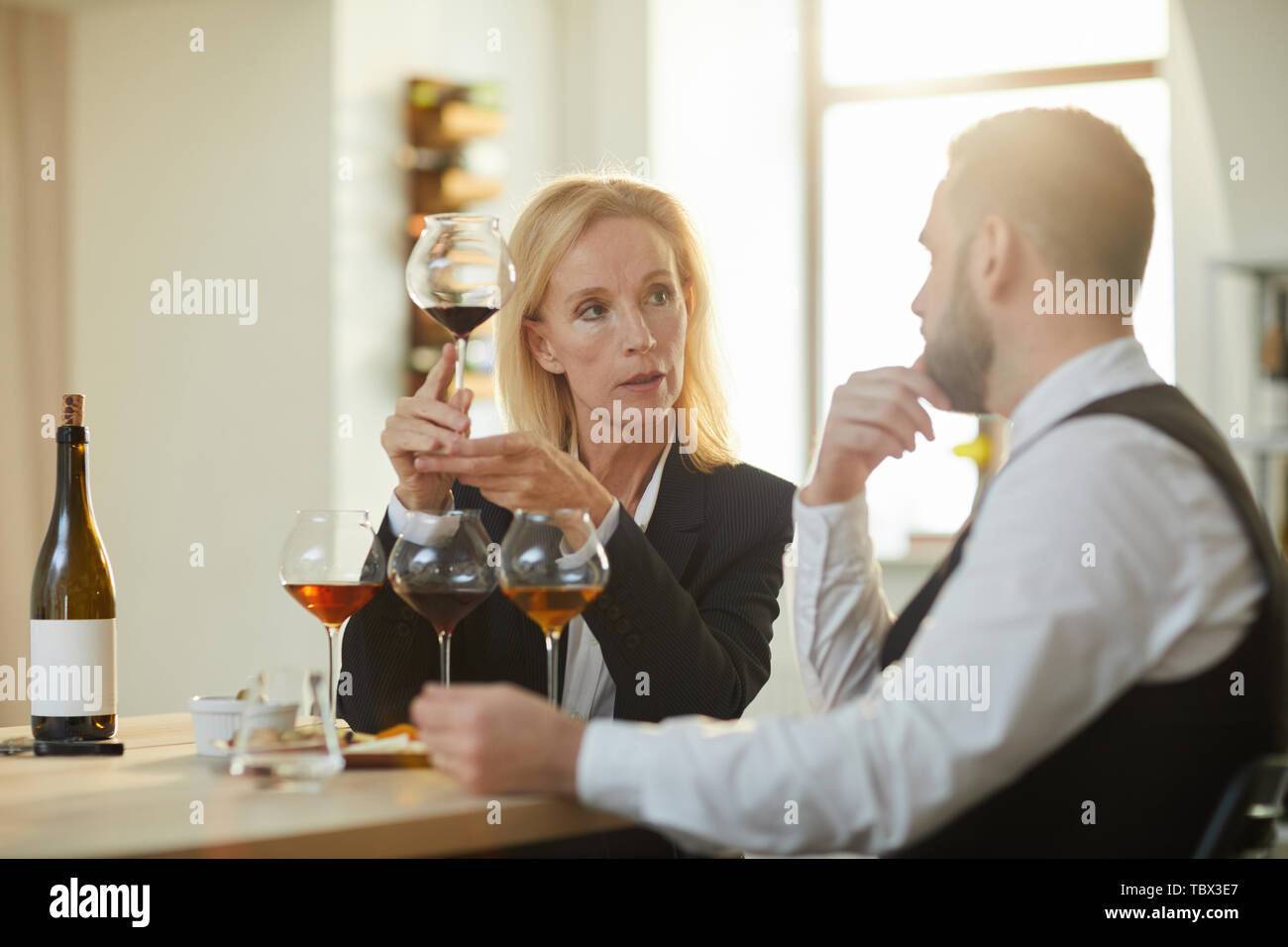 Female wine sommeliers hi-res stock photography and images - Alamy
