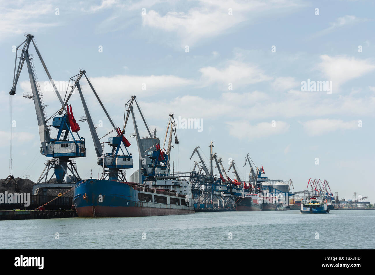 Sips in Sea port with cranes, rails Stock Photo - Alamy