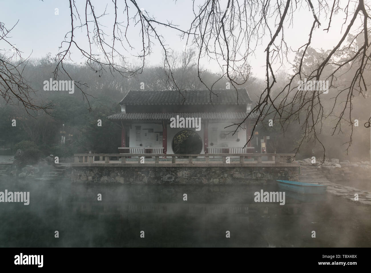 Nanjing Pearl Spring winter morning fog, looming, like a wonderland on ...