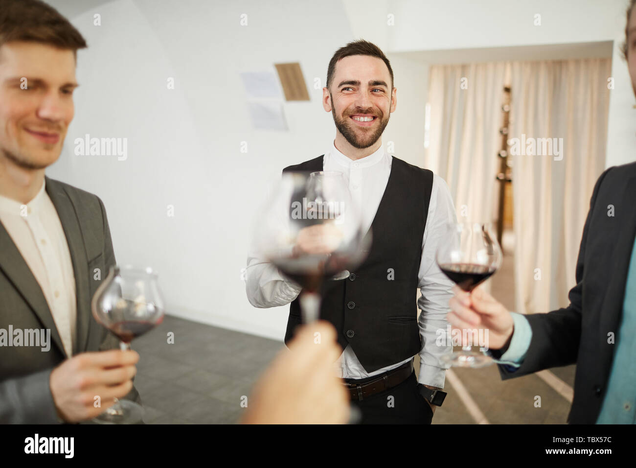 Posh wine sommeliers hi-res stock photography and images - Alamy