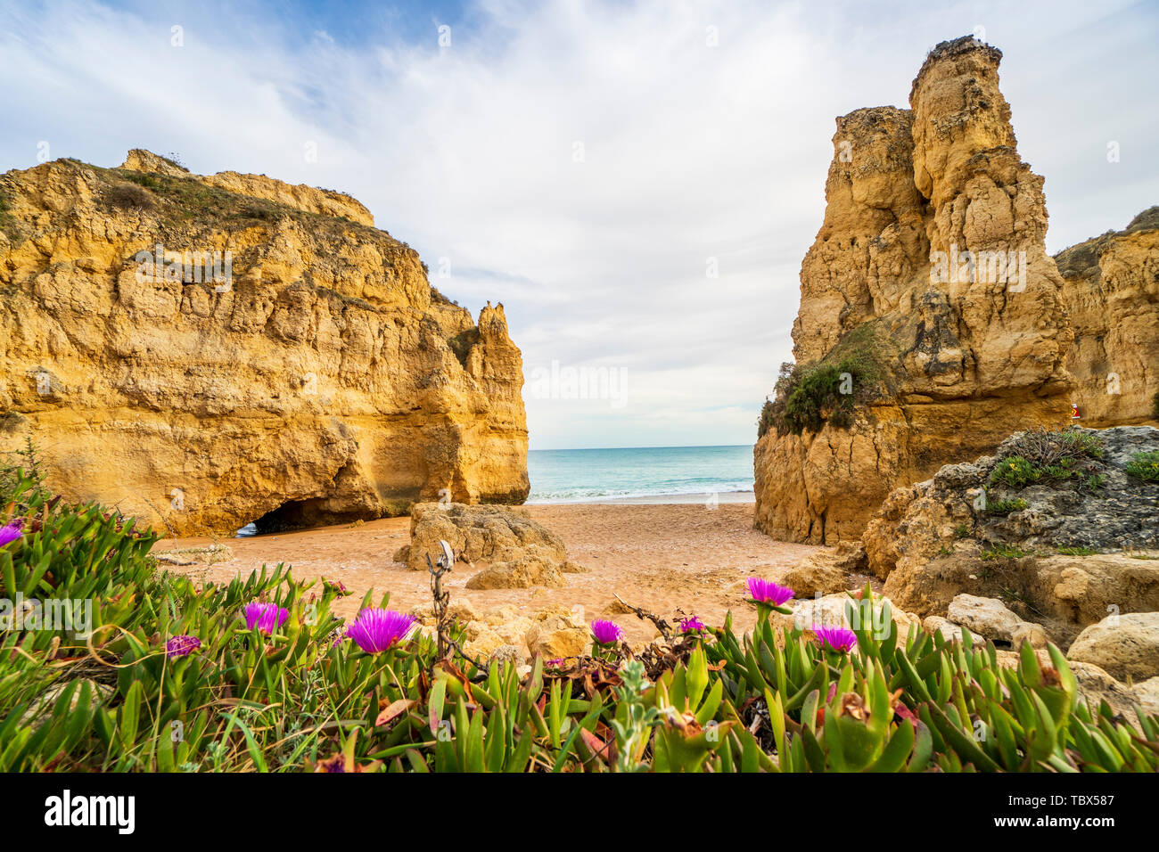Castelo beach albufeira praia hi-res stock photography and images - Alamy