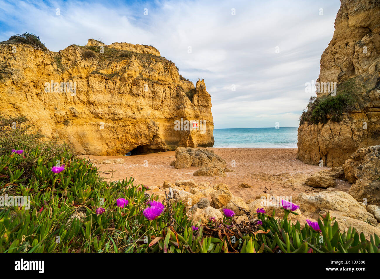 Castelo beach albufeira praia hi-res stock photography and images - Alamy