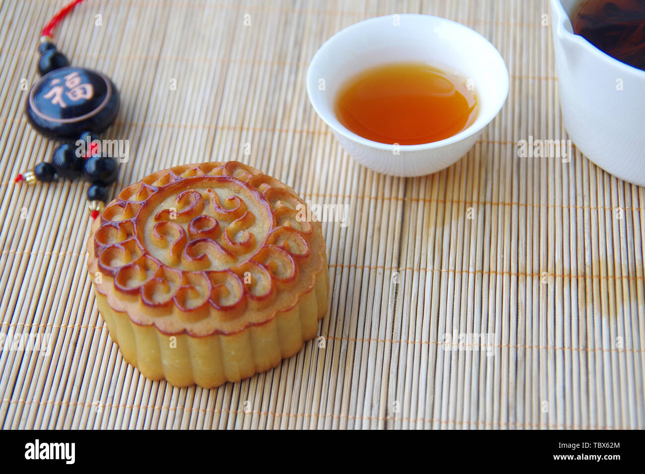 Tea set and moon cakes Stock Photo - Alamy
