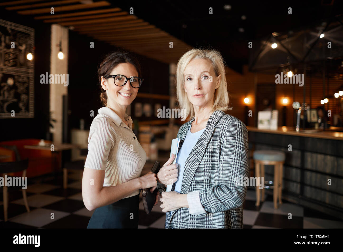 Female executive group hi-res stock photography and images - Alamy