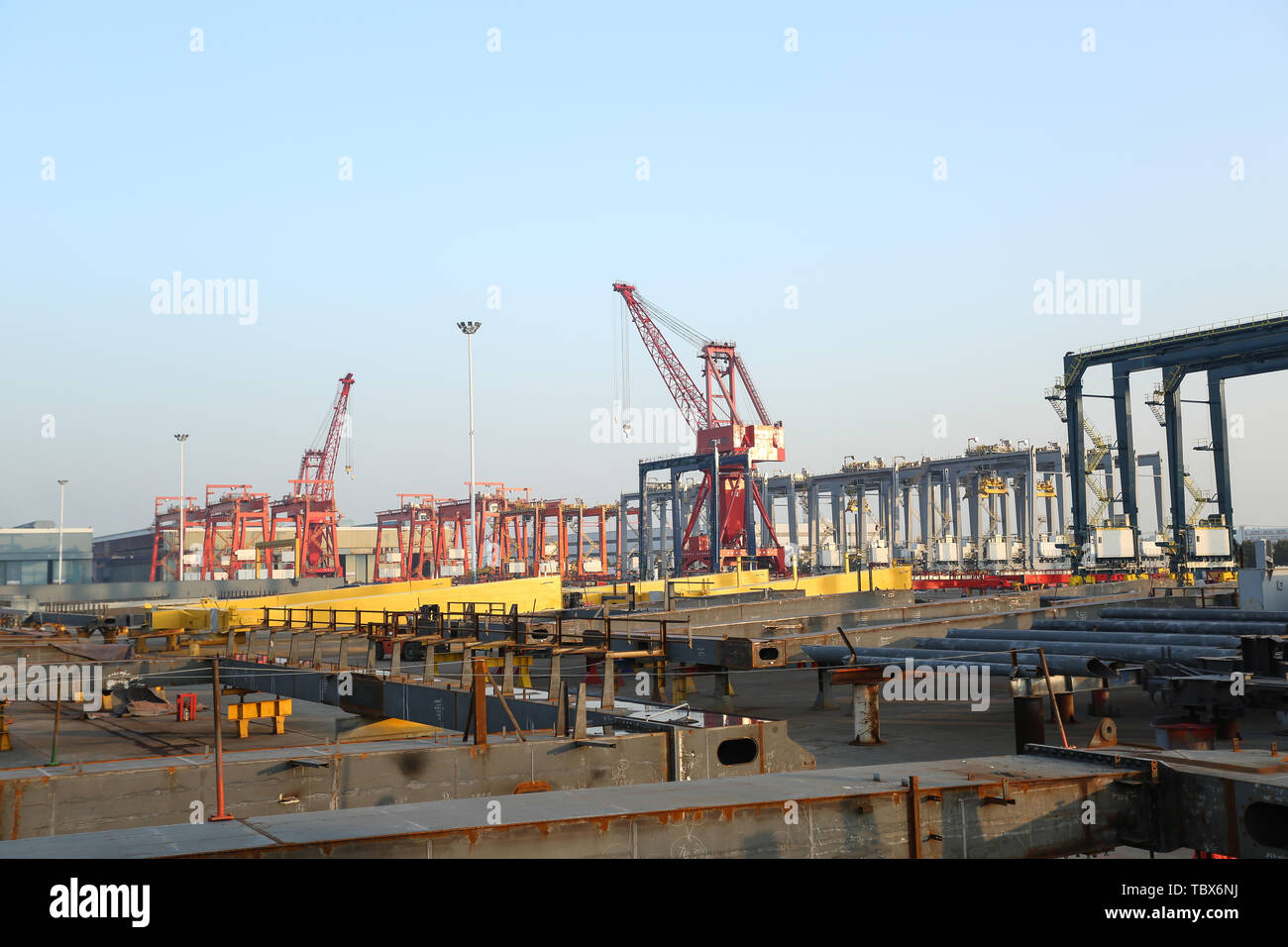 Dragon gate crane track crane Stock Photo - Alamy