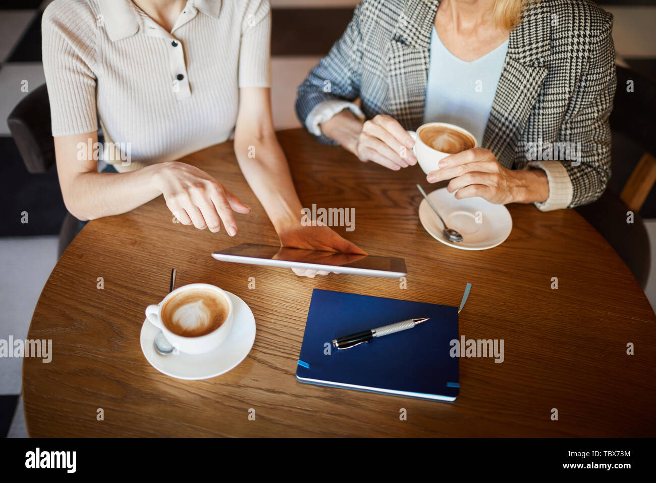 Woman cafe pointing presentation hi-res stock photography and images ...