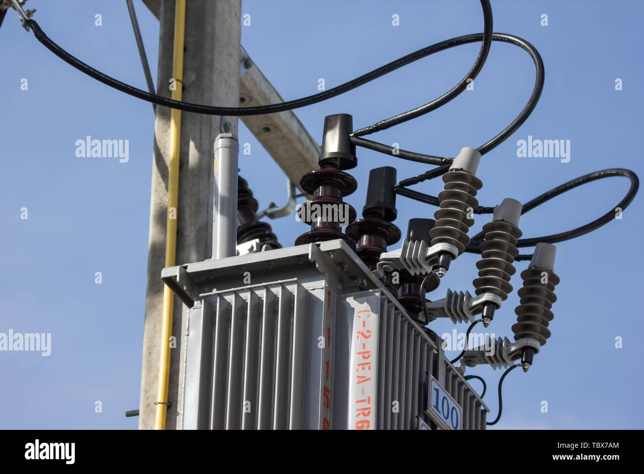 Closeup Eletricity line and electricity post wtih blue sky background ...