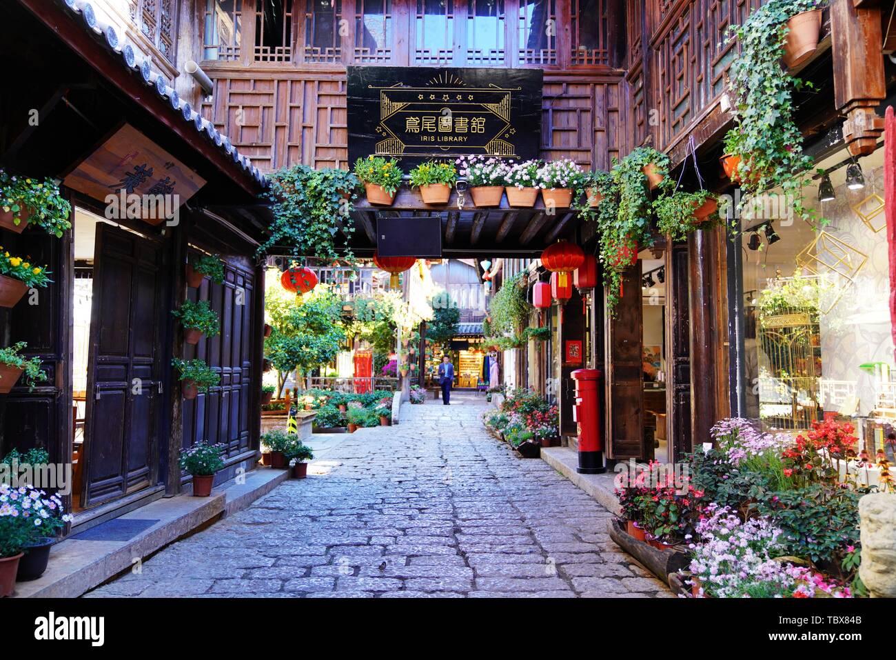 Street view of the ancient city of Lijiang Stock Photo - Alamy