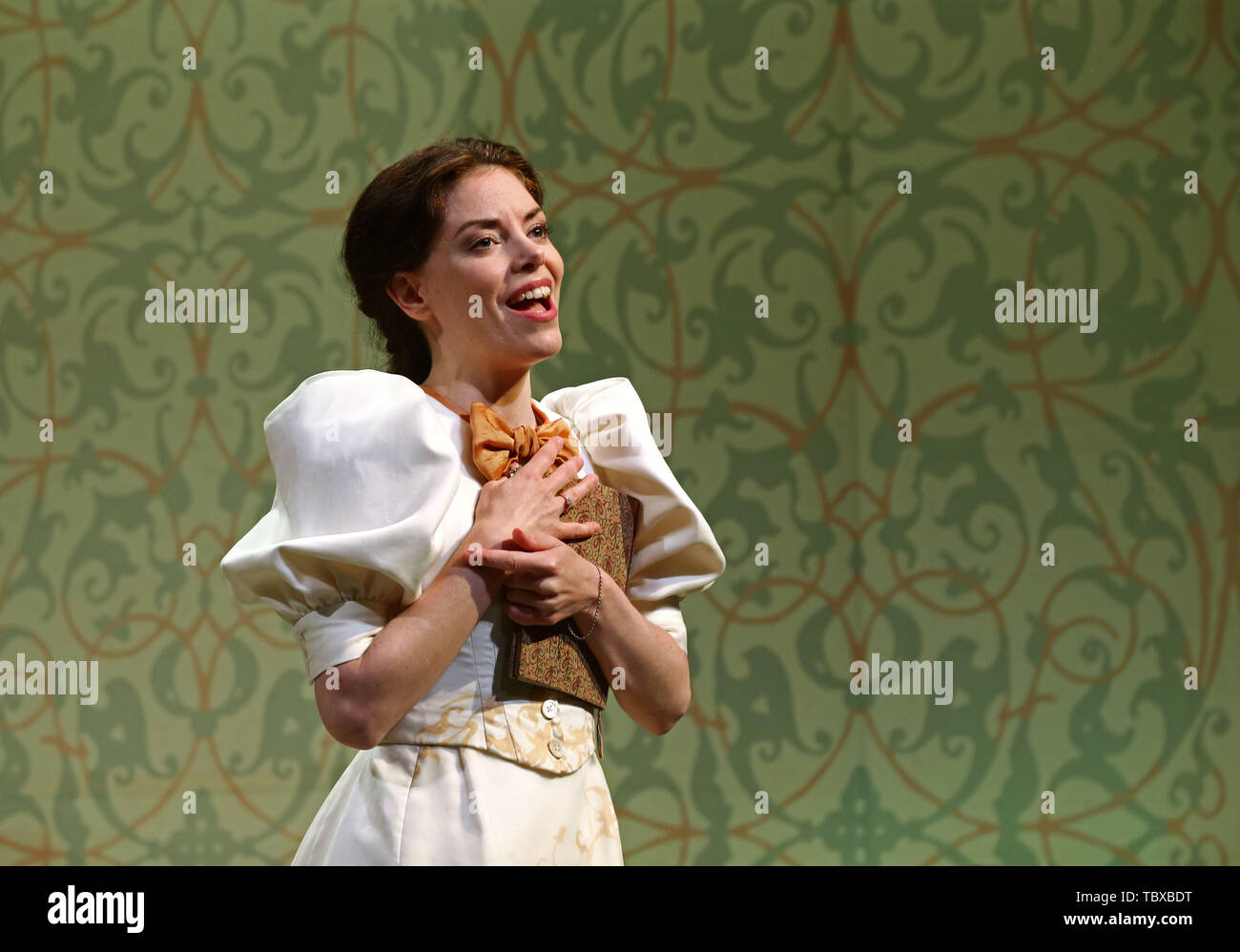 Operaforestallning hi-res stock photography and images - Alamy