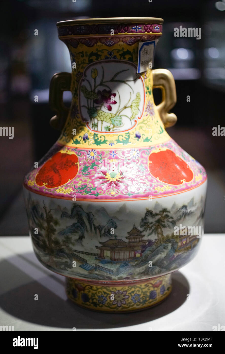 Tang three-color statue Stock Photo - Alamy