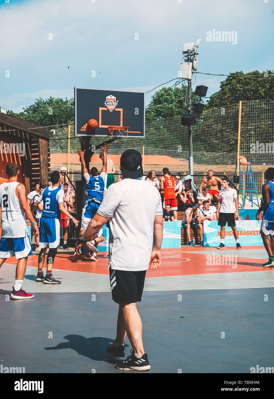 Number 4 basketball player hi-res stock photography and images - Alamy