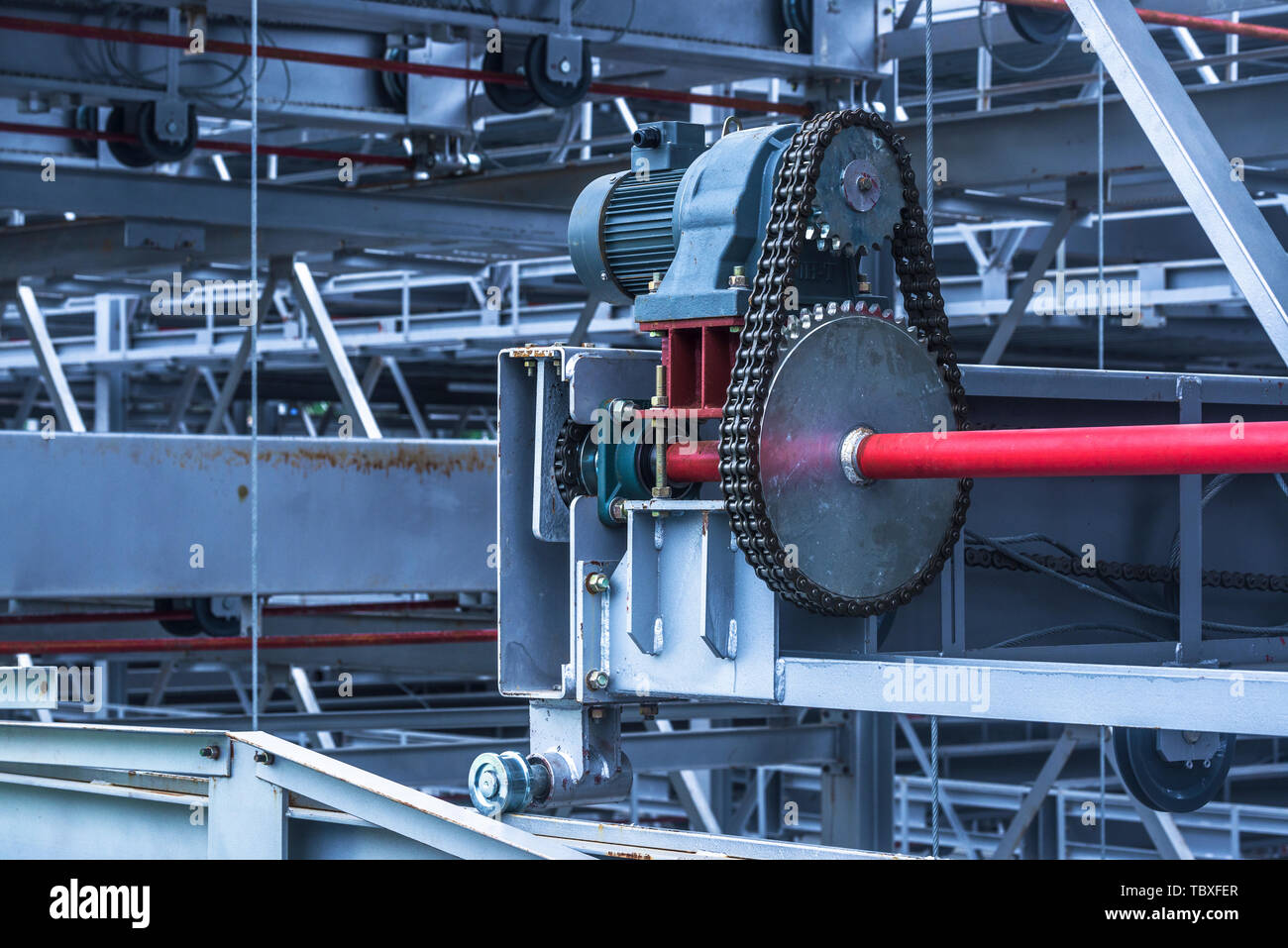 Modern industrial machinery gear with chain close-up Stock Photo - Alamy