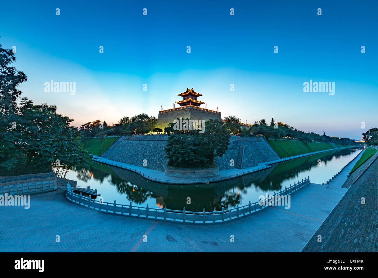 Scenery of the corner tower of Yongning Gate, the city wall of Xi'an ...