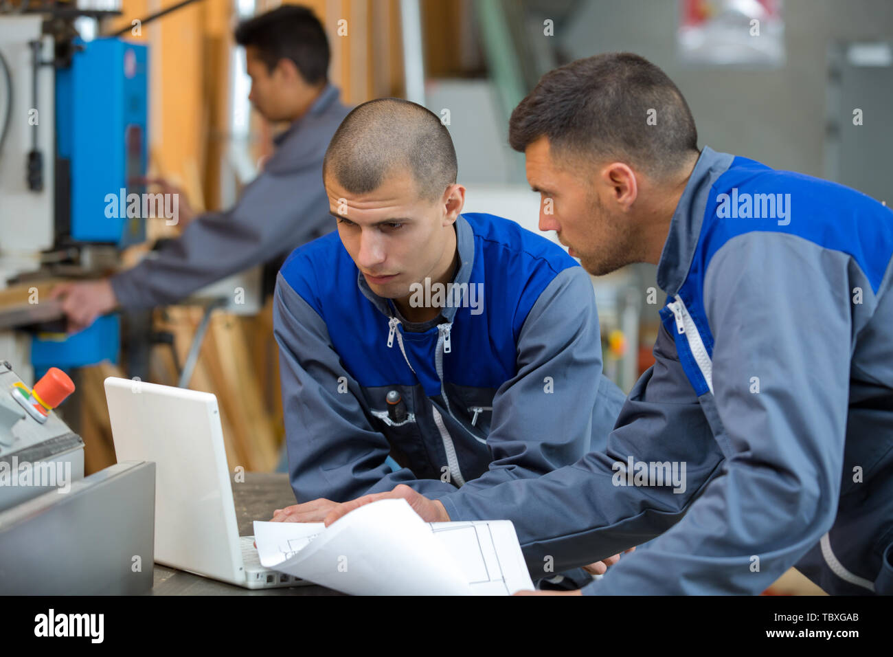 auto mechanic using a laptop for scanning engine error codes Stock ...