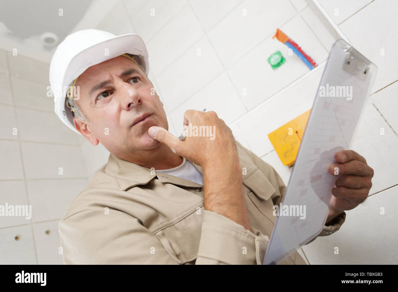 Man in hard hat thinking hi-res stock photography and images - Alamy