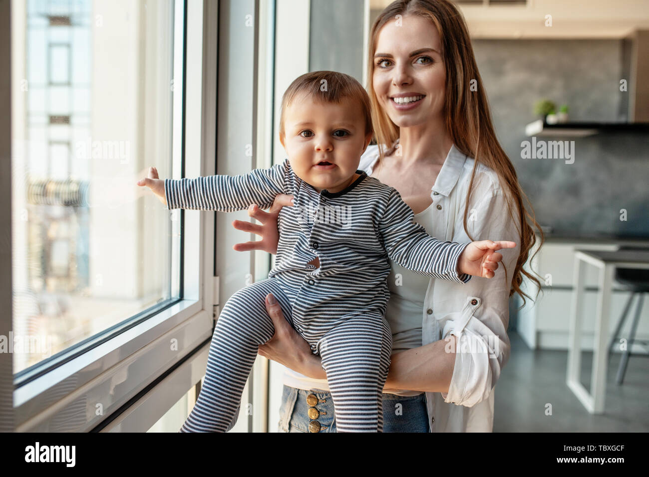 Little child smiling and happy with mom Stock Photo - Alamy