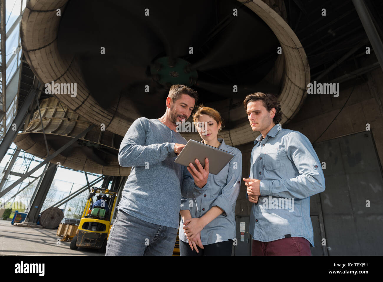 engineers outdoors partnership working together Stock Photo - Alamy