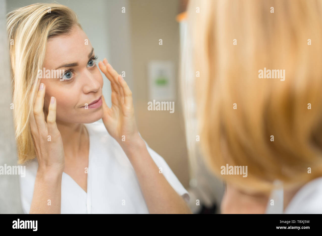 Miror women hi-res stock photography and images - Alamy