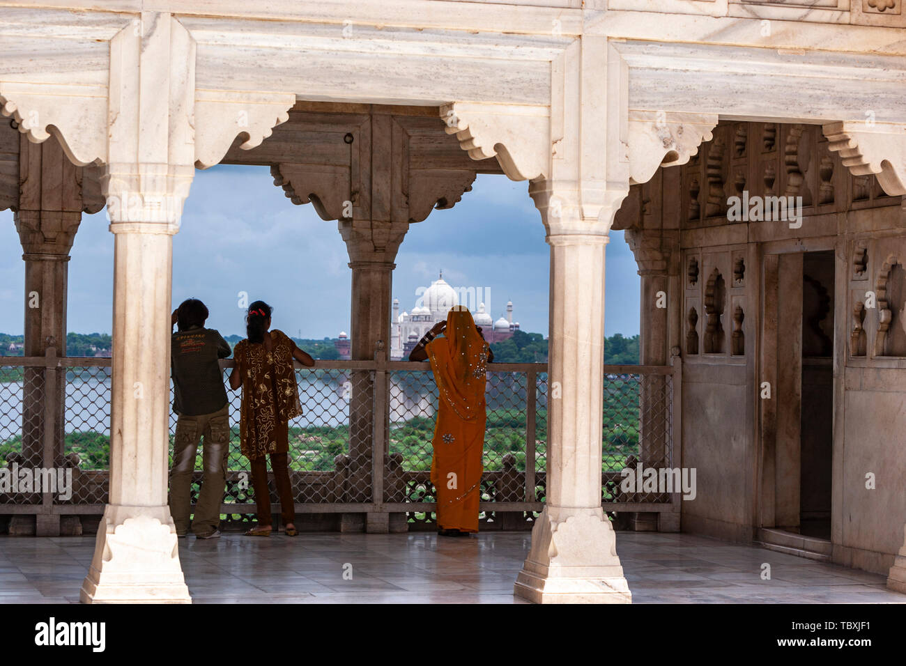 Agra fort looking the taj mahal hi-res stock photography and images - Alamy