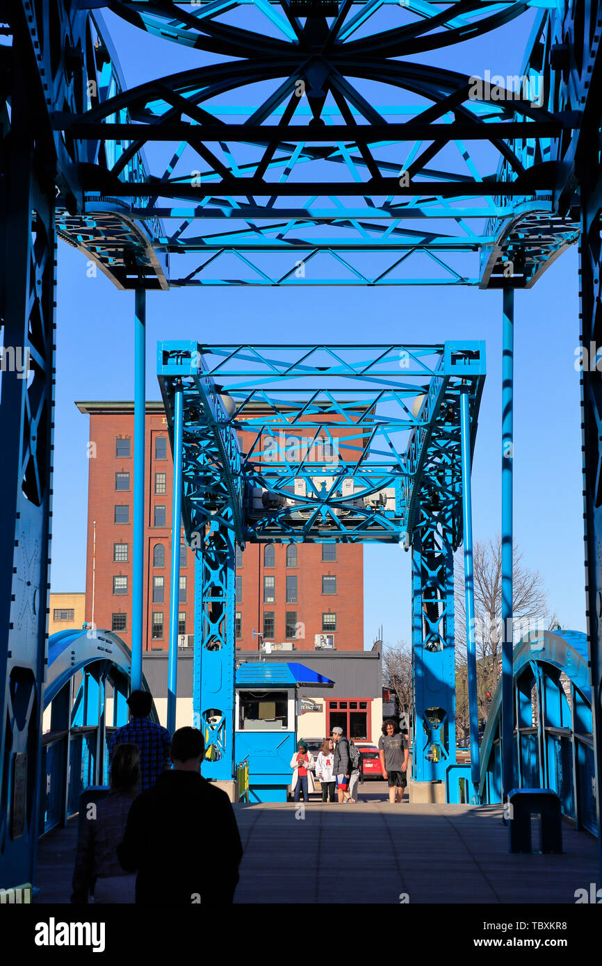 Saint louis river pedestrian crossing hi-res stock photography and ...