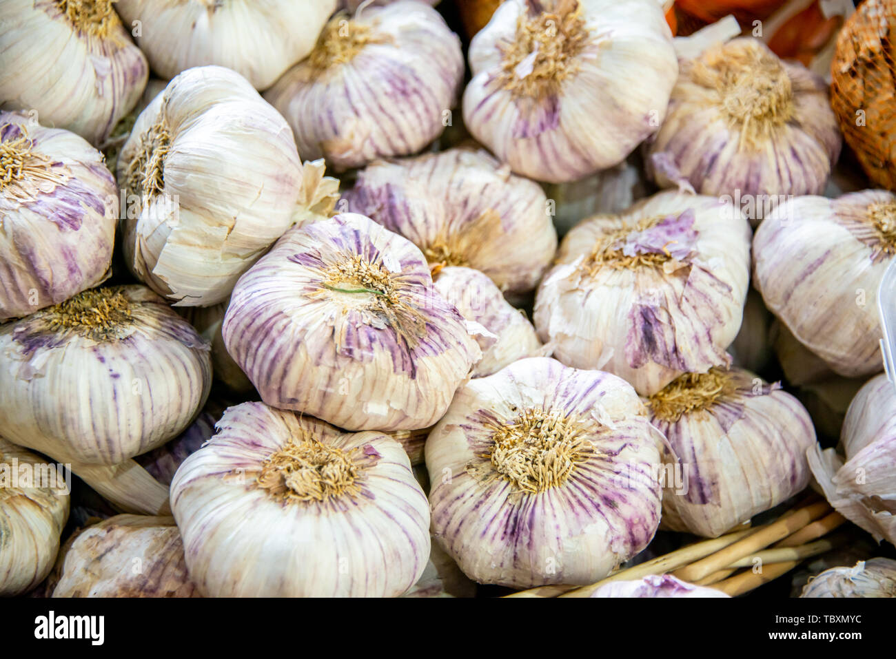 Garlic at the market display stall Stock Photo - Alamy