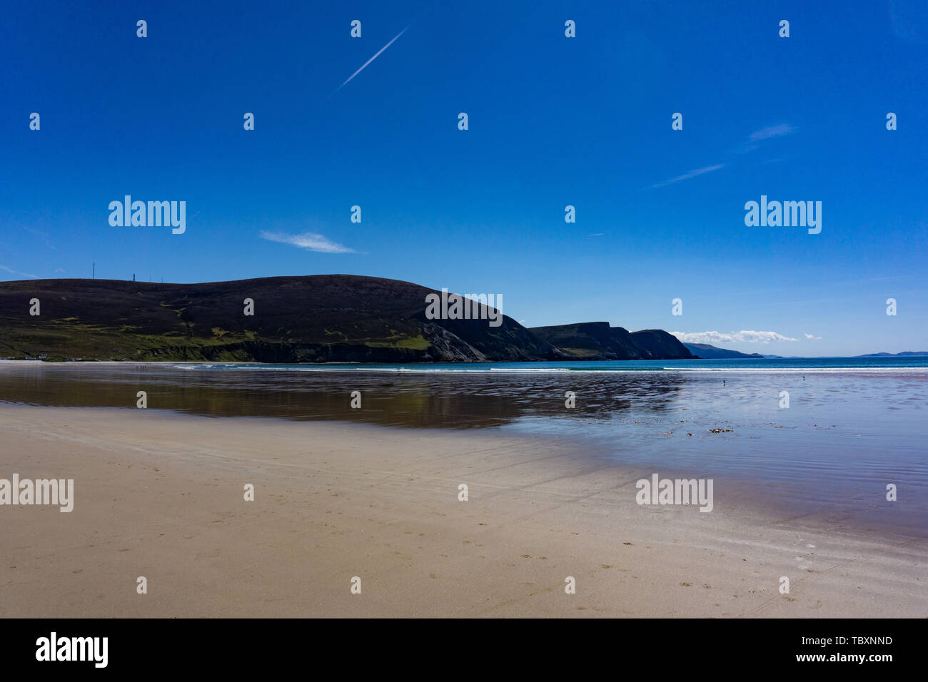 Holiday makers on Keel Beach enjoying the summer sun, Achill Island ...