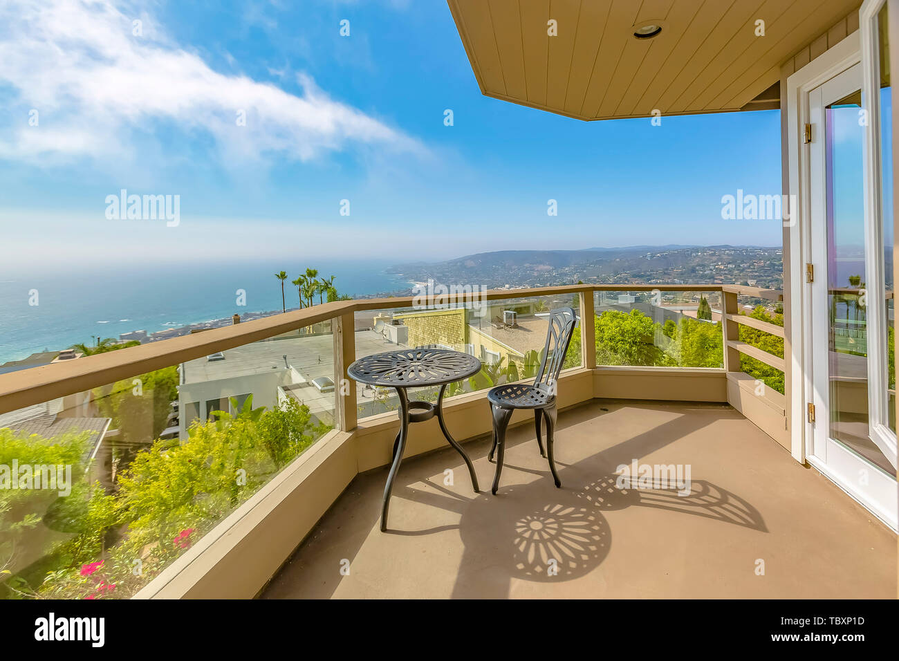 House balcony overlooking lake hi-res stock photography and images - Alamy