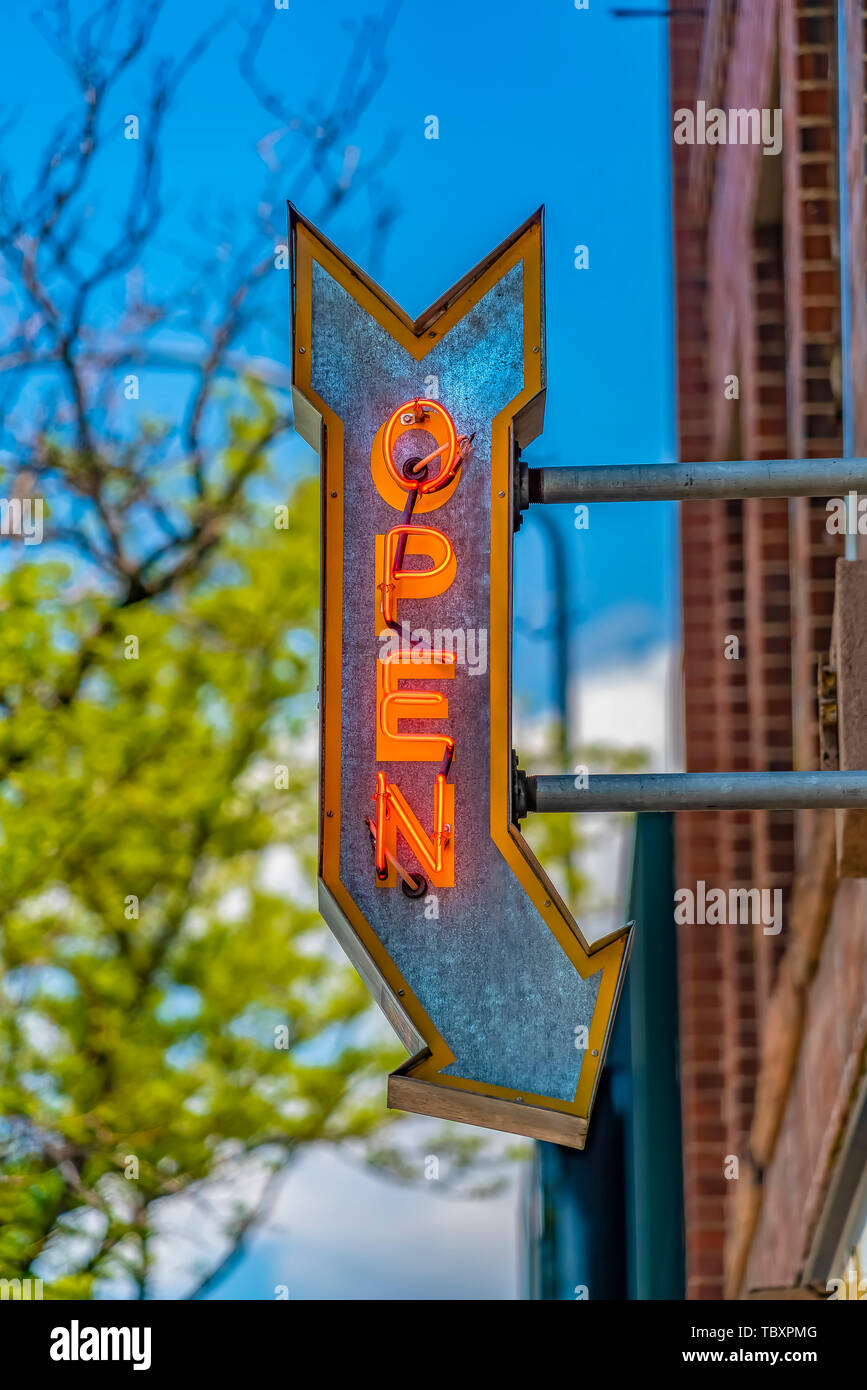 Red neon arrow sign hi-res stock photography and images - Alamy