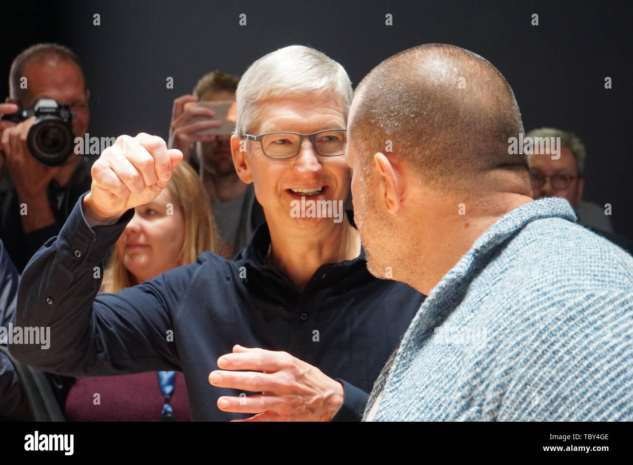San Jose, USA. 03rd June, 2019. Apple CEO Tim Cook (l) talks to head of ...