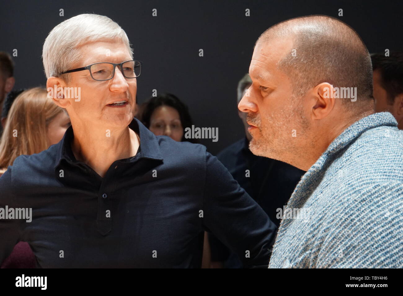 Jony ive and tim cook hi-res stock photography and images - Alamy
