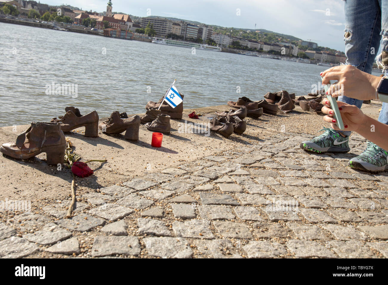 Arrow cross hi-res stock photography and images - Alamy