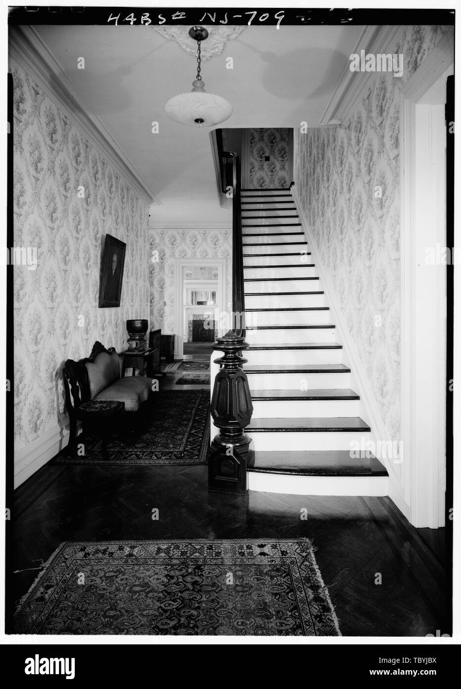 May 1960 ENTRANCE HALL VIEW SHOWING MAIN STAIRWAY Kenneth Perry House ...